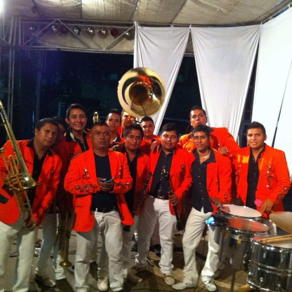 Banda Tamborazo Guerrerense (lareinadelambiente) - Superola